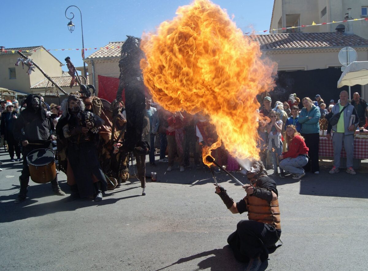 Les Burners la tribu des Om chats : échassiers et cracheur de Feu - Cie ...